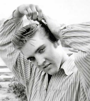 ELVIS PRESLEY PHOTO combing hair photograph PICTURE | eBay