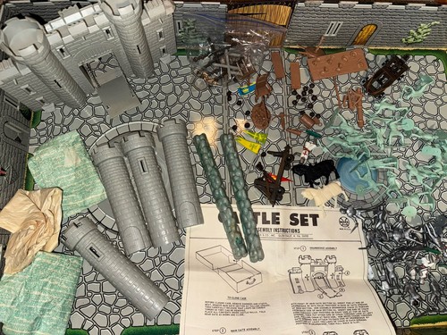 1968 MARX Carry All Action Fighting Knights Play Set 4635 Suitcase Tin ...