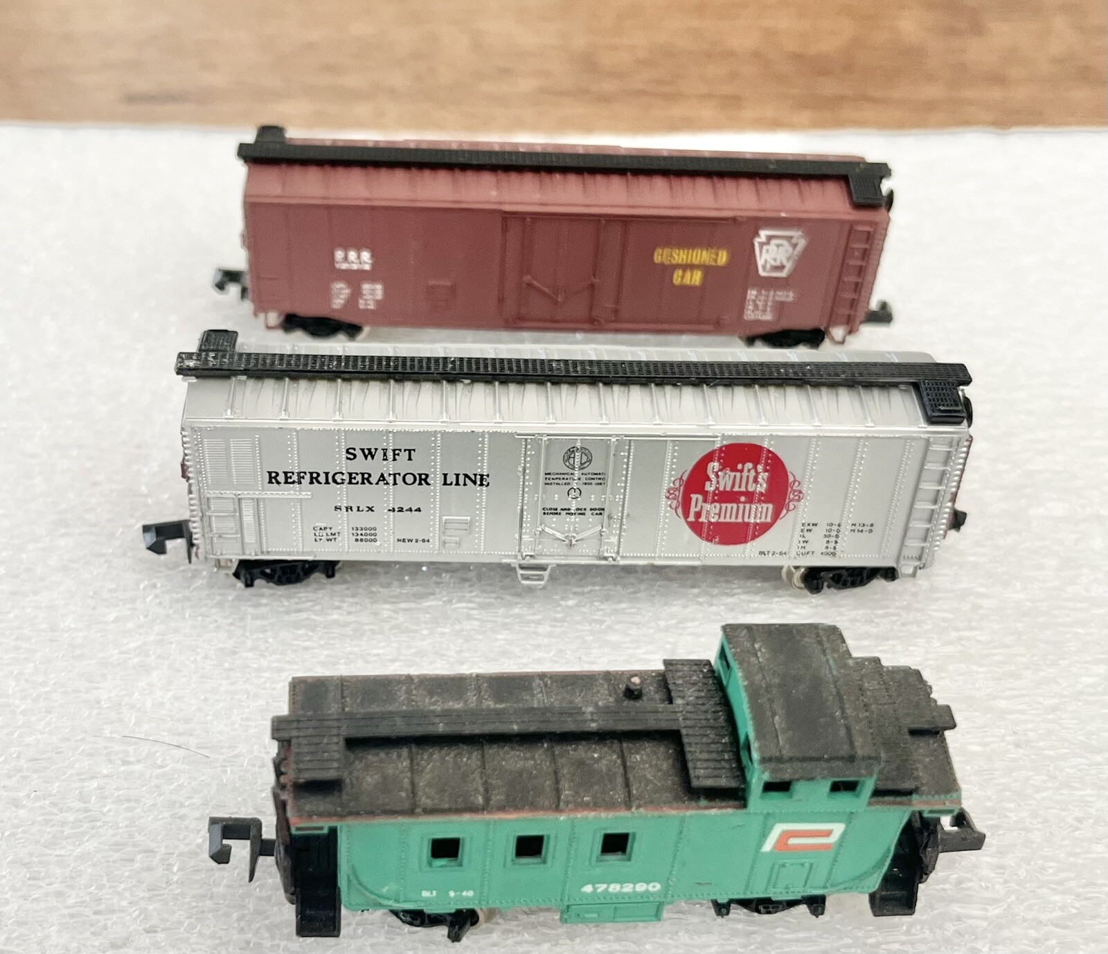 Lot of 3 N Scale Bachmann Train Cars. Includes 2 Boxcars And A Caboose ...