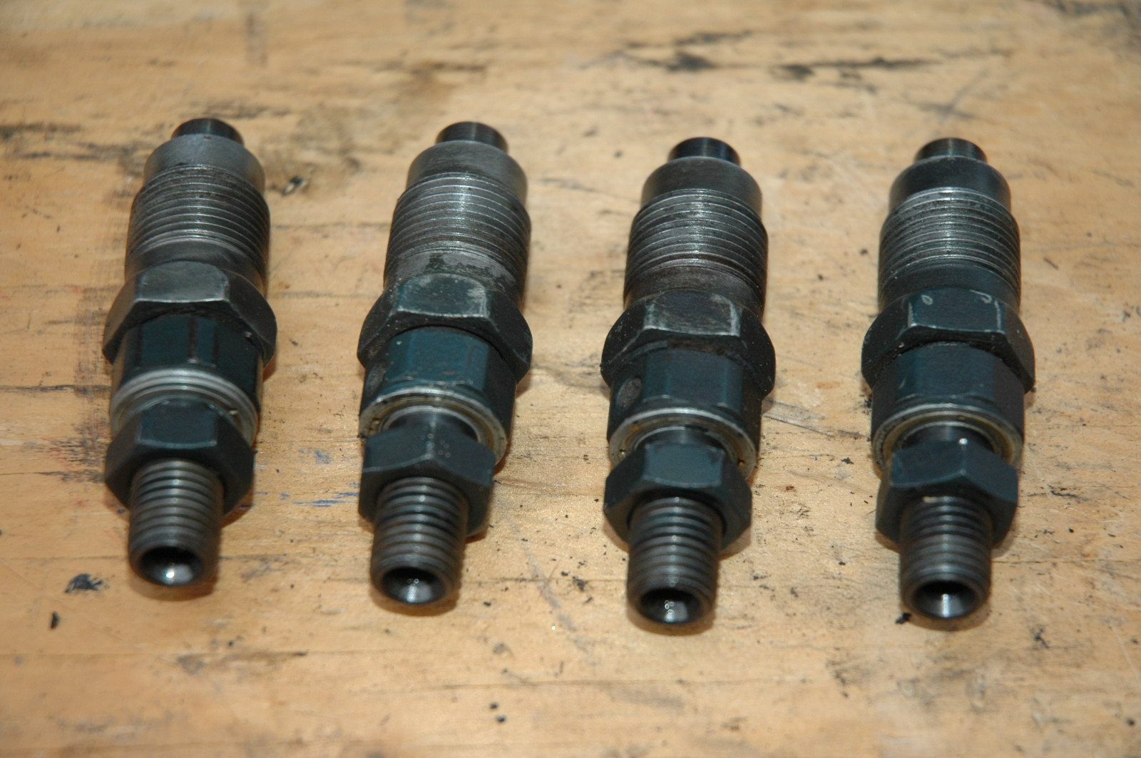 KUBOTA DIESEL ENGINE V2203 FUEL INJECTORS SET 4pcs, only 482 hours OEM ...