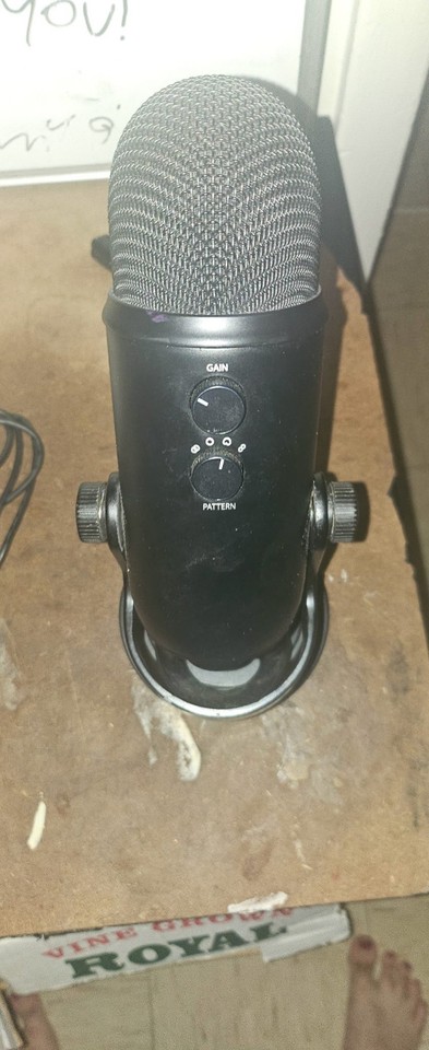 Blue Yeti Professional USB microphone 888-000322 w/USB cable and stand ...