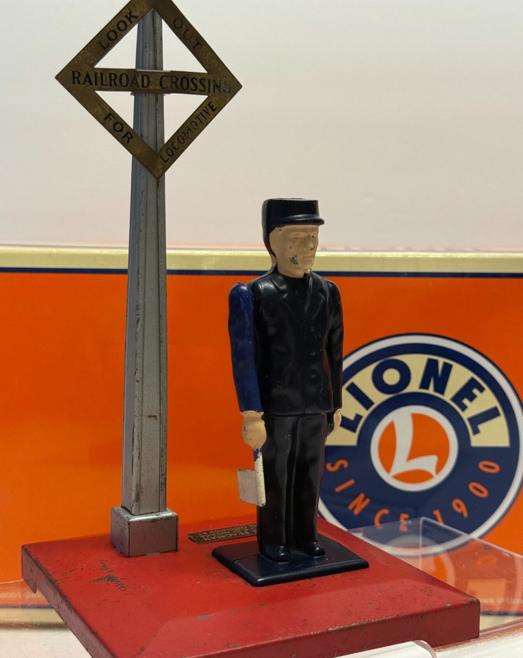 Vintage (1938-1942) LIONEL *Operating Watchman* #1045 w/Flag Tested ...