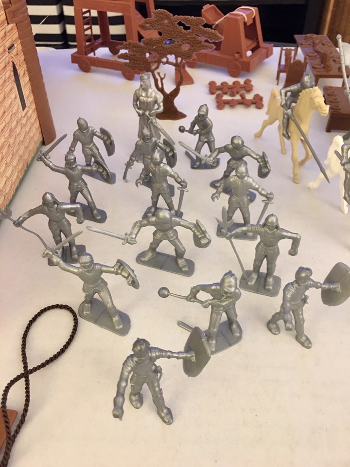 VINTAGE TOY STREET KING ARTHUR'S CASTLE PLAY SET + 1 IDEAL KING ARTHUR ...
