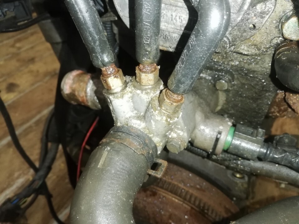 038121133a fluide de refroidissement du moteur Thermostat Aqm for ...