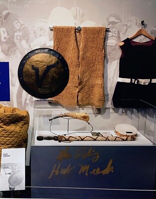 HUB MEEDS, Minnesota Vikings Original Mascot Color 8x10 #7 with COA ...