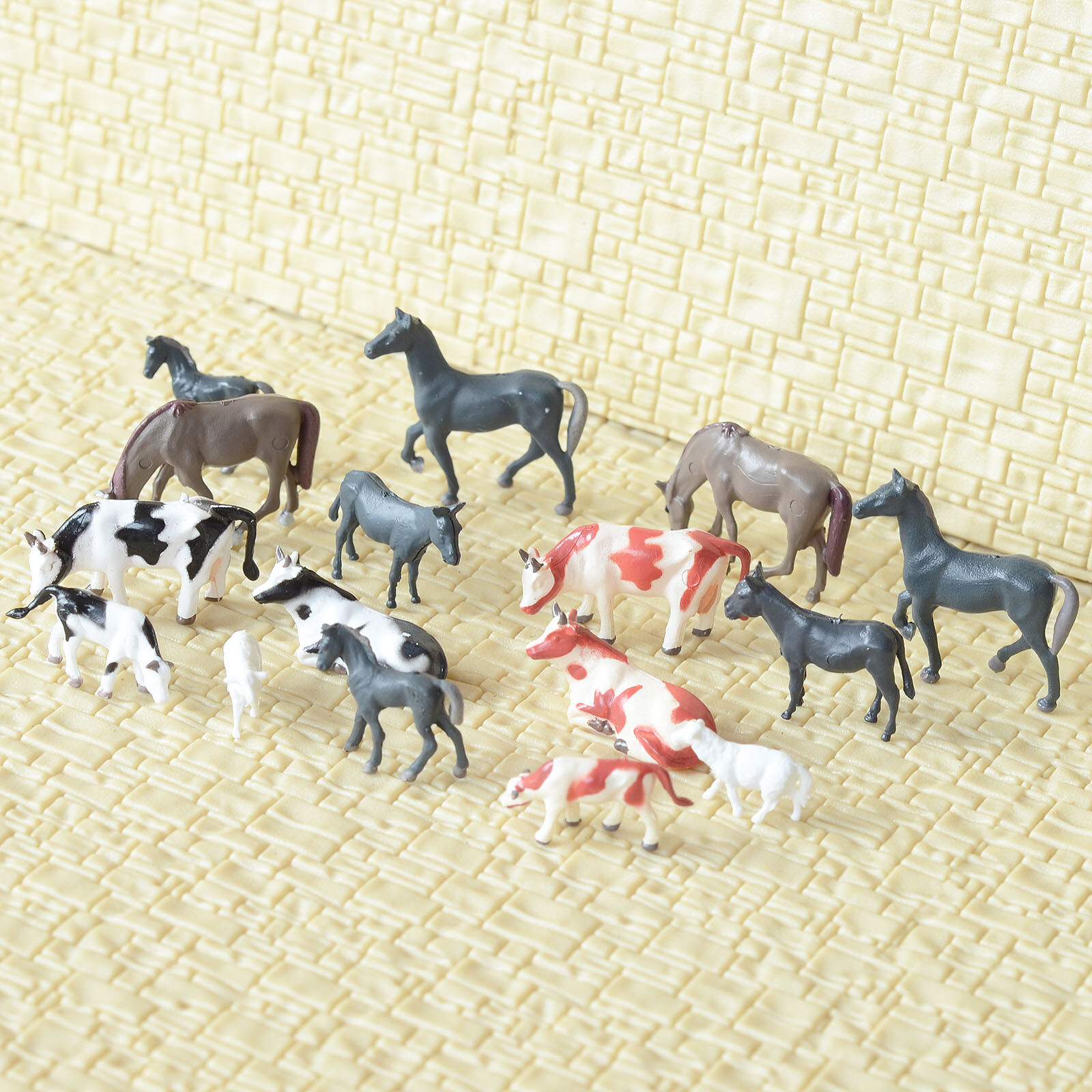16 x HO scale model railroad scene farm animals mixed horse cow pony ...
