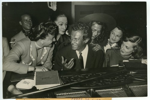 Chanson. Le chansonnier suisse Pierre Dudan à l'Aiglon. 1948. Irène de ...