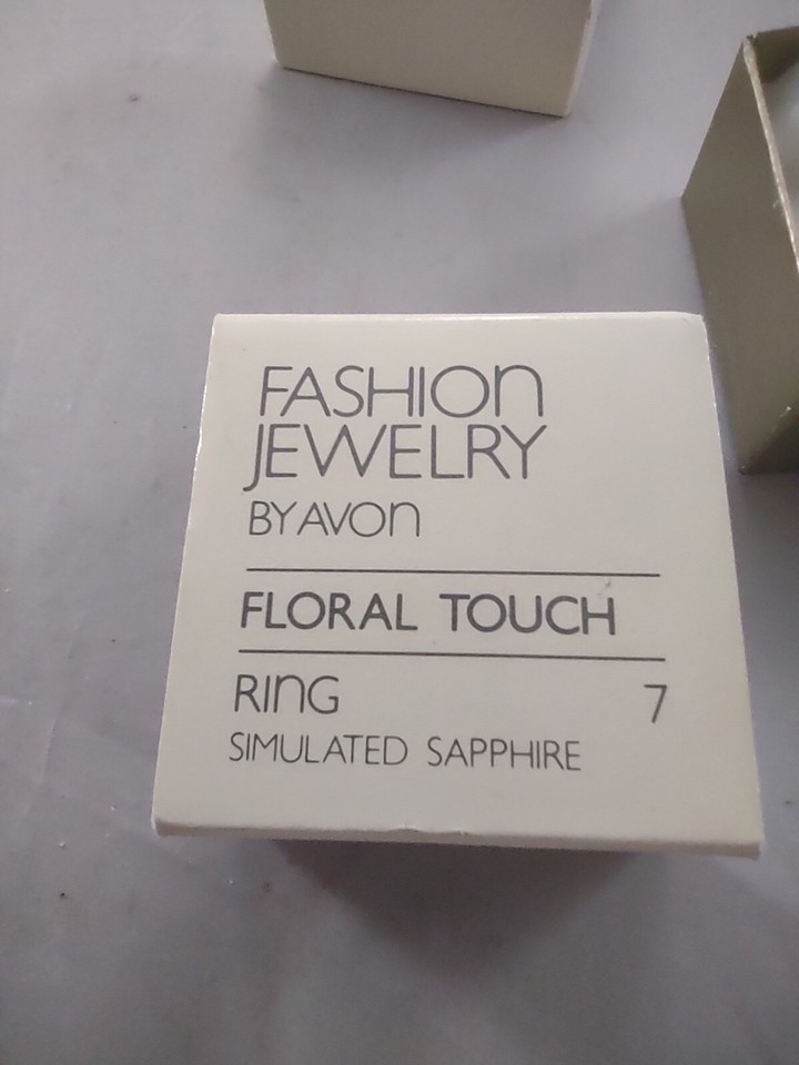 Vintage 1983 Avon Floral Touch Ring Flower w/Simulated Sapphire Size 7 ...