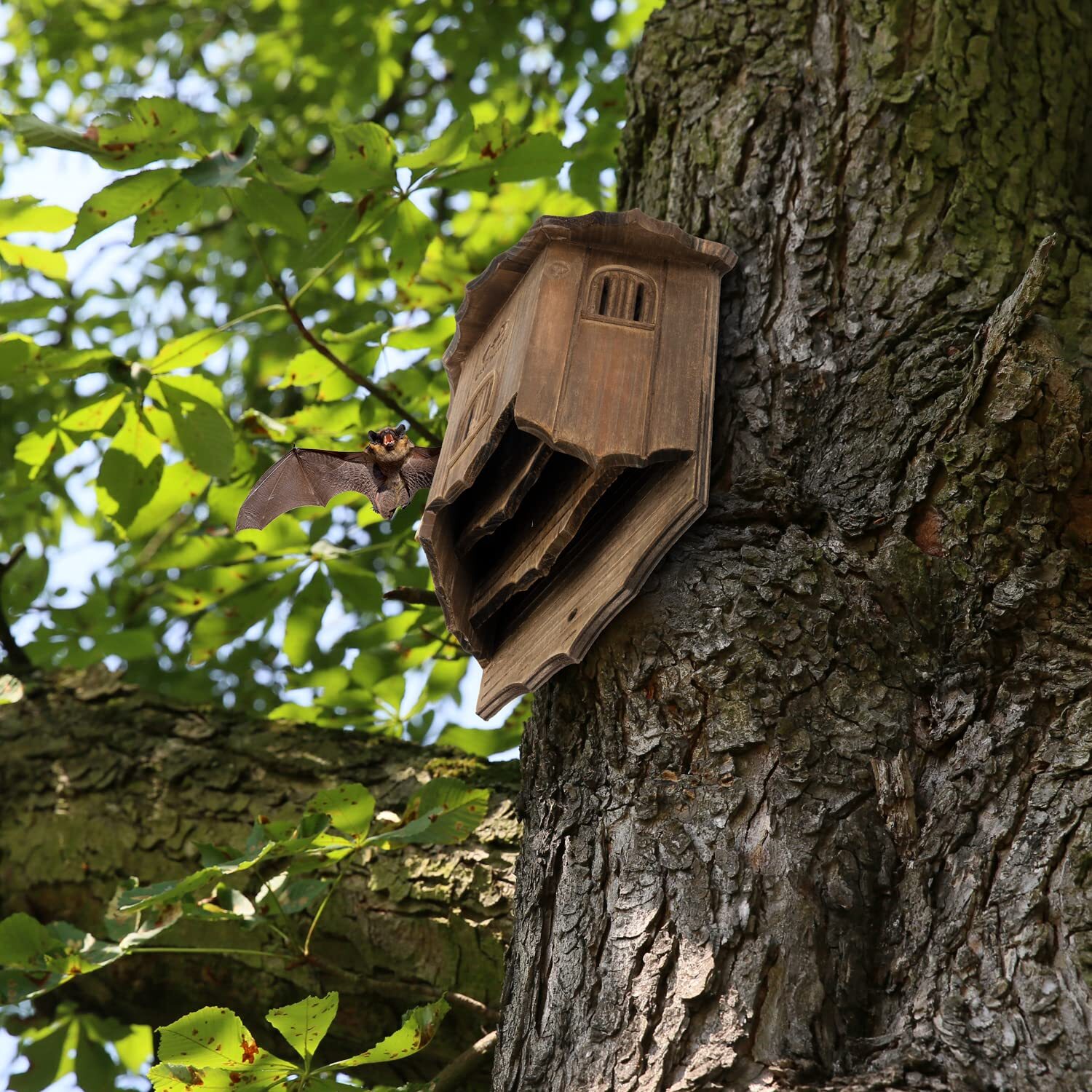 VIREESR Wooden Castle Bat Houses for Outside Bat Box for Outdoors ...