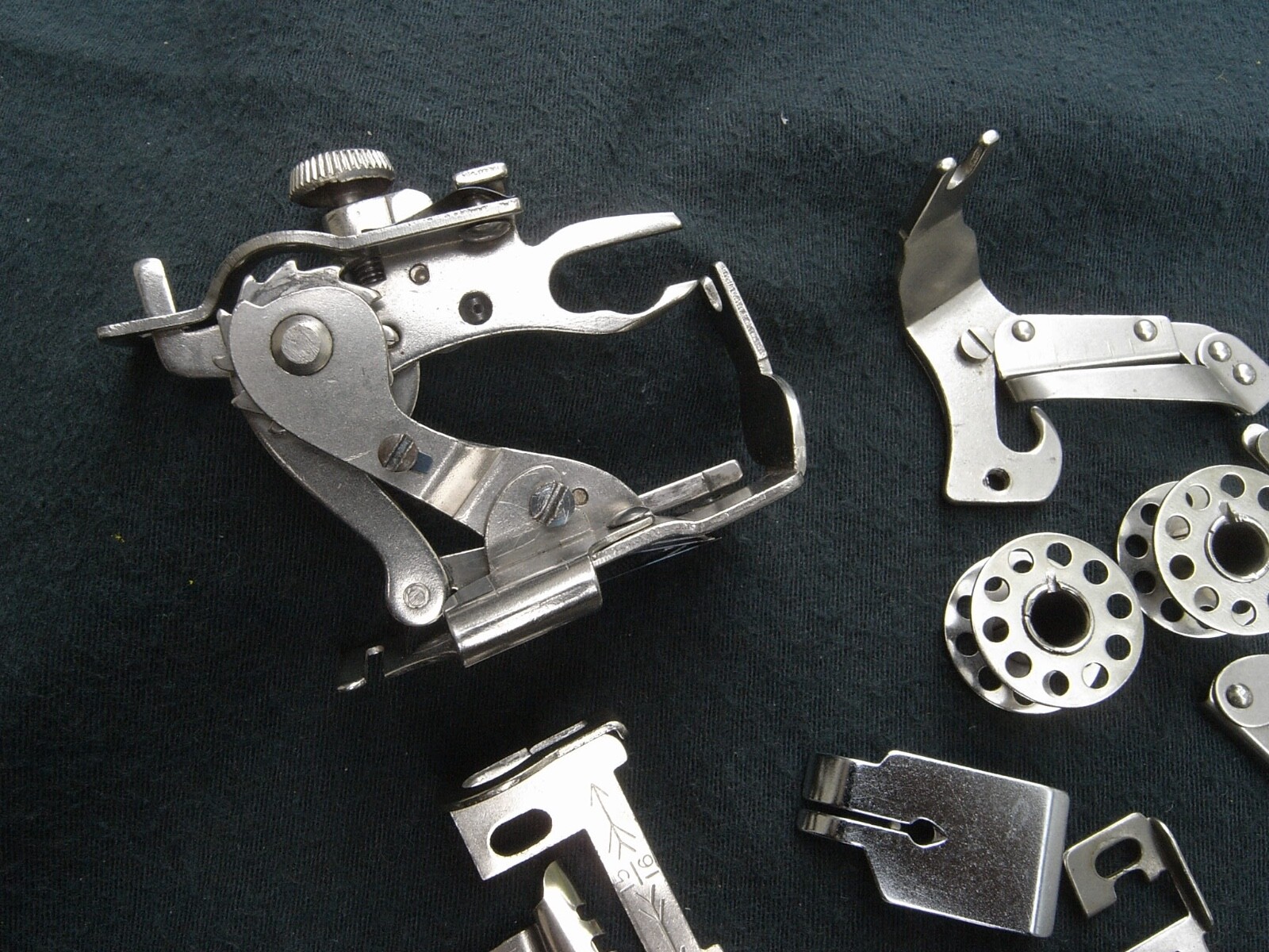 LOT OF VINTAGE SINGER/BROTHER SEWING MACHINE ATTACHMENTS +PARTS | eBay