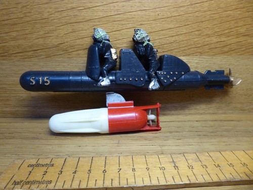 Lone Star Harvey Series Midget Submarine S15 with Divers + powered prop ...