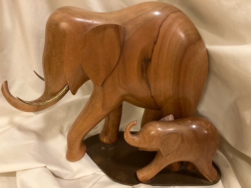 An elephant group (“Elephant with baby elephant”), model number: 3947 ...