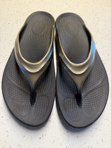OOFOS OOlala Sandals Womens Size 9 Black & Gold Thong Flip Flop ...