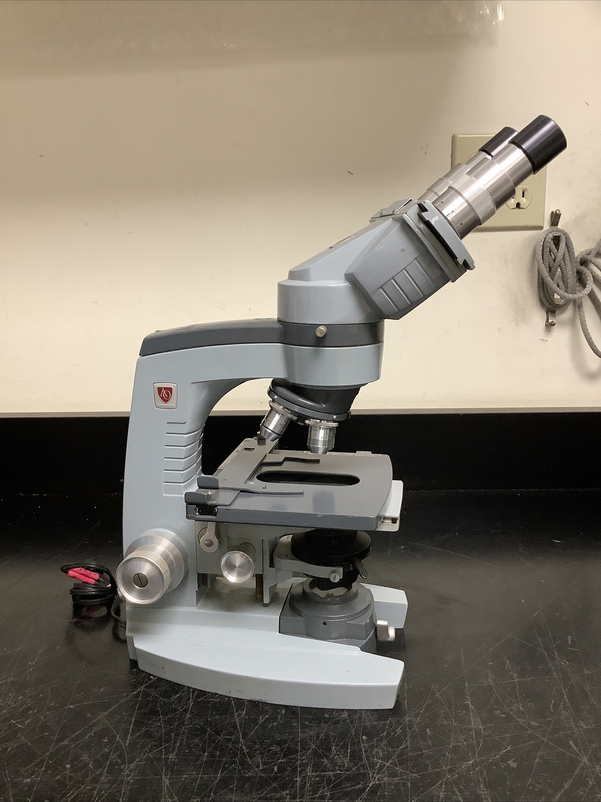 Illuminator Microscope