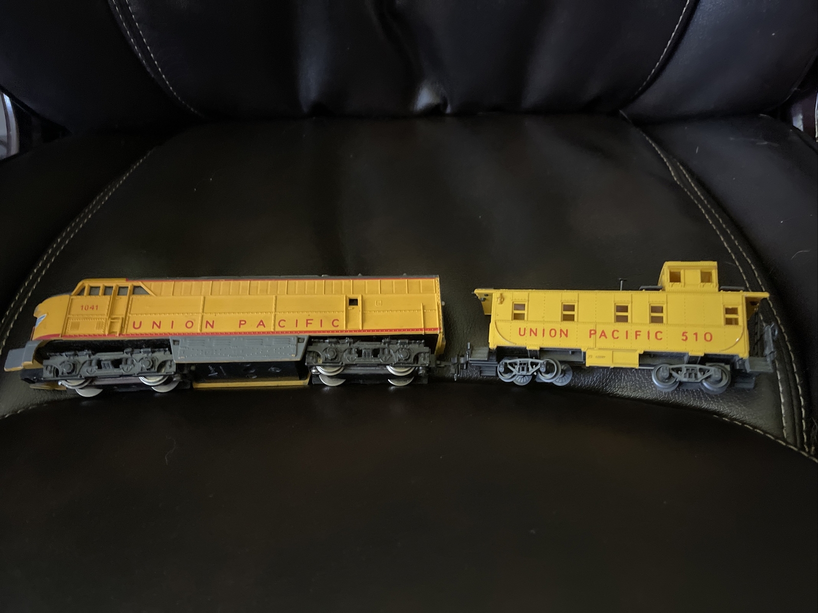 AHM Tempo HO Scale Model Train Union Pacific Diesel Locomotive Engine ...