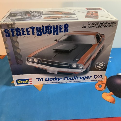 '70 Dodge Challenger T/A Model Kit 1:24 Scale by Revell, NEW, MOPAR ...