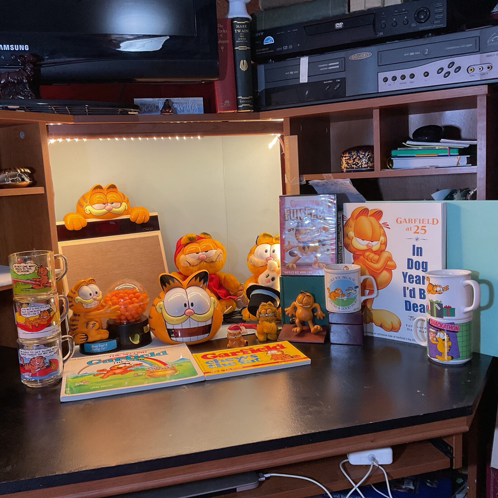 Vtg 18 Garfield Collection lot, scale,clock,gumball bank plushies, mugs ...