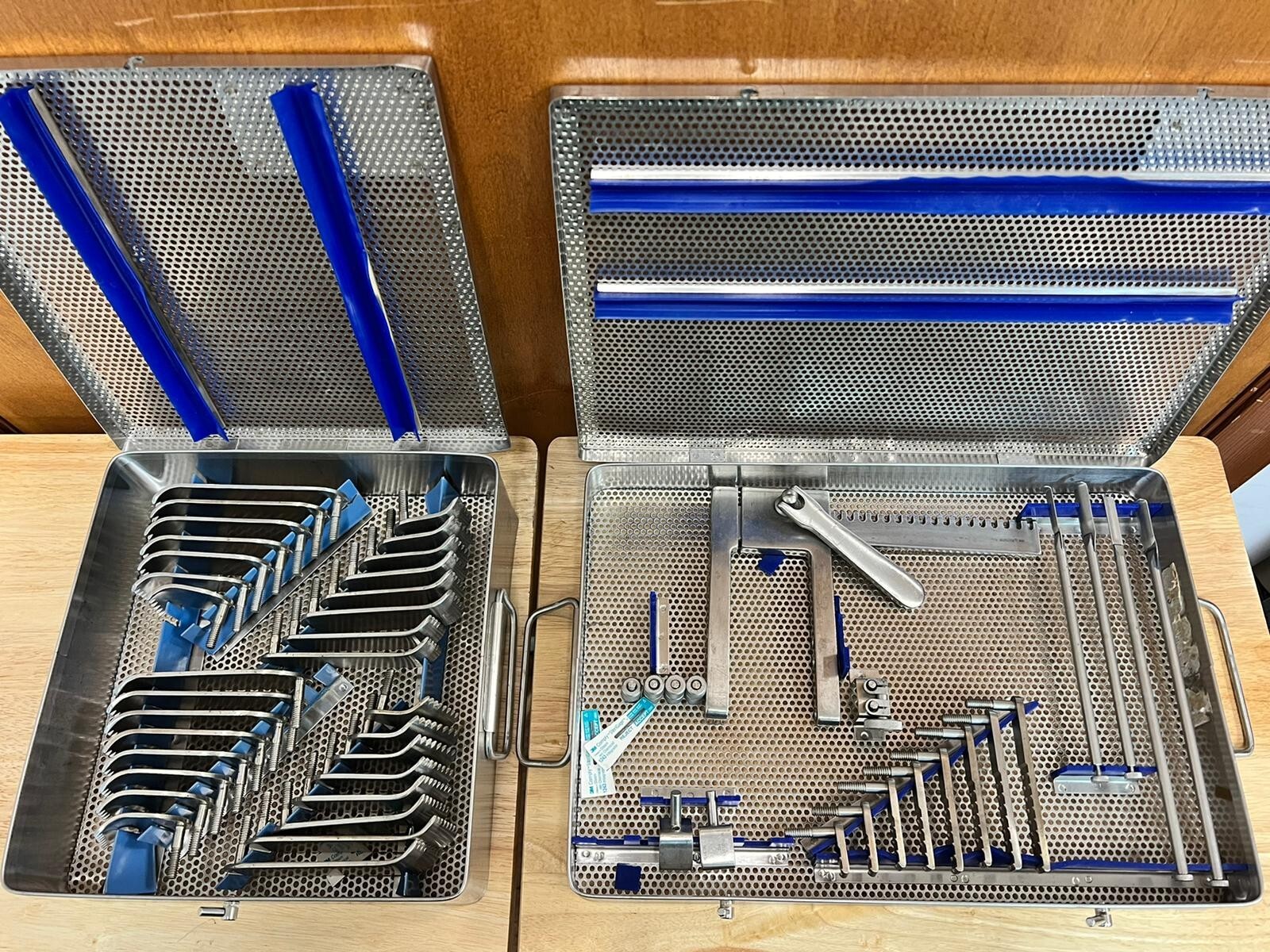 COLLIS BASIC LAMINECTOMY AND RETRACTOR SET WITH BLADE SET IN CASES(D974 ...
