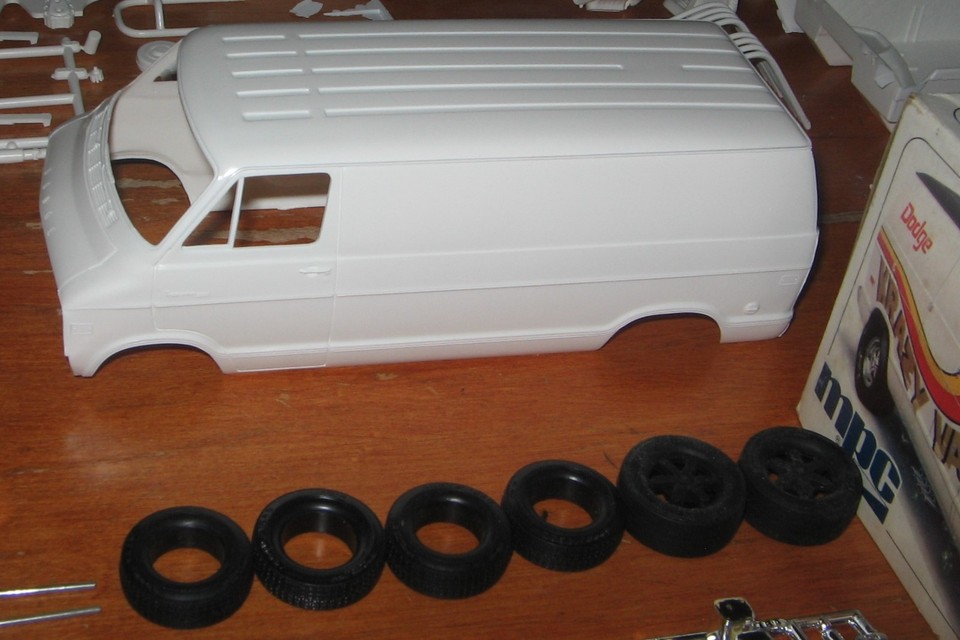 MPC 1978 Dodge Van 3-in-1 Annual 1/25 Kit #7822 Krazy Van Drag Unbuilt ...