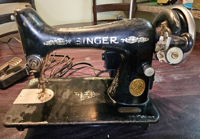 Sewing Machines - 1925 Singer Sewing Machine
