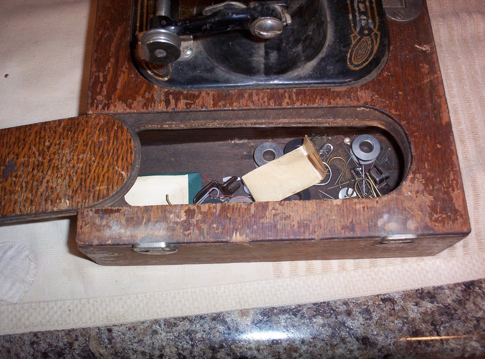 VINTAGE " WESTERN ELECTRIC " SEWING MACHINE w/CASE & KEY - WORKING ...