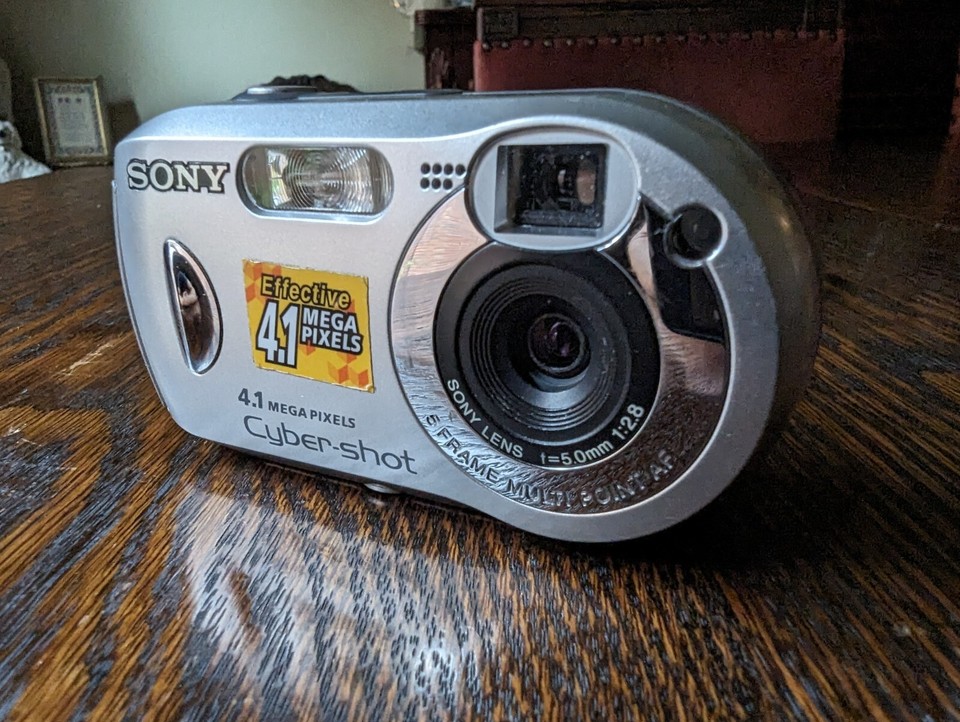 Sony Cyber-shot 4.1 MP Digital Camera MPEGMovieVX Smart Zoom DSC-P41 ...