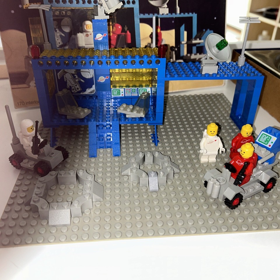LEGO Space: Space Command Center (493) And 452 Mobile Tracking Station ...