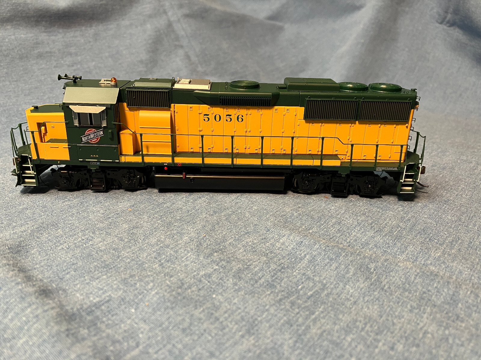 Athearn Genesis G40538 HO Scale GP50 Chicago and North Western 5056 | eBay