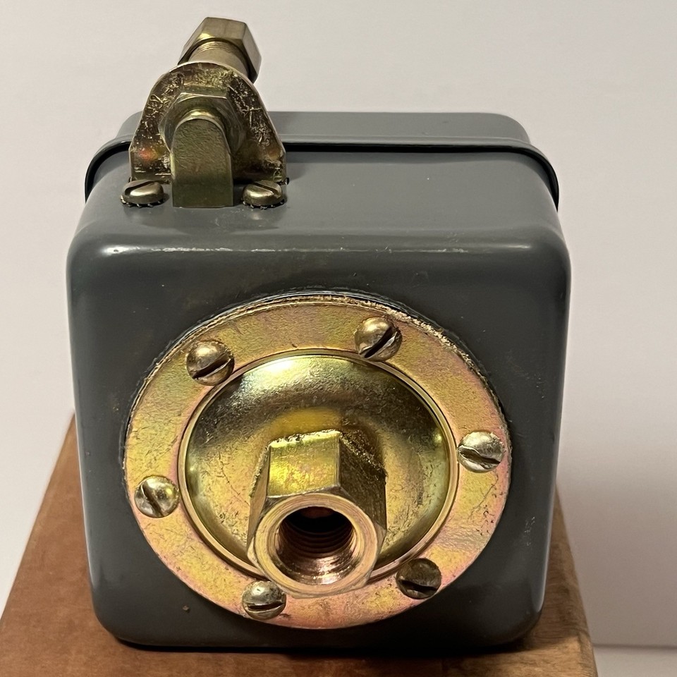 Square D Type HHG-12 Pressure Switch Class 9013 Close 90 Open 125 Brand New | eBay