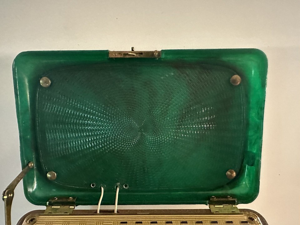 VINTAGE Airline 1940's Lunch Box Radio Montgomery Ward Portable Radio ...