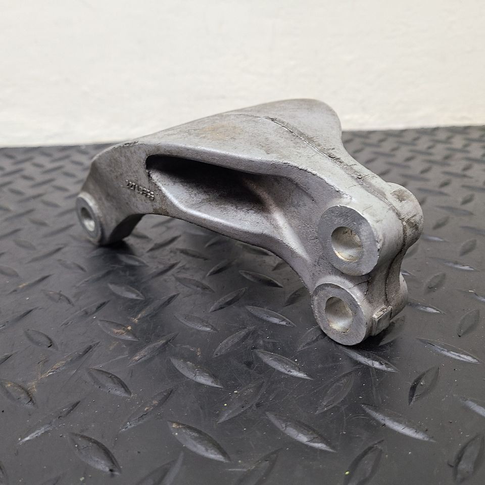 05-06 Chevrolet Equinox Rear Axle Differential Mount Bracket OEM ...