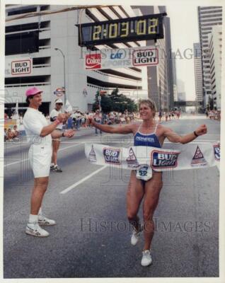 1989 Press Photo Triathlon winner Jan Ripple crosses finish line ...