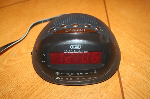 Tozai AM/FM Radio Digital Alarm Clock (Model D504) | eBay
