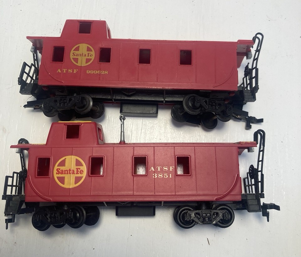 BACHMANN HO SCALE SANTA FE CABOOSE LOT 2 EA ATSF 3851 & 999628 RED | eBay