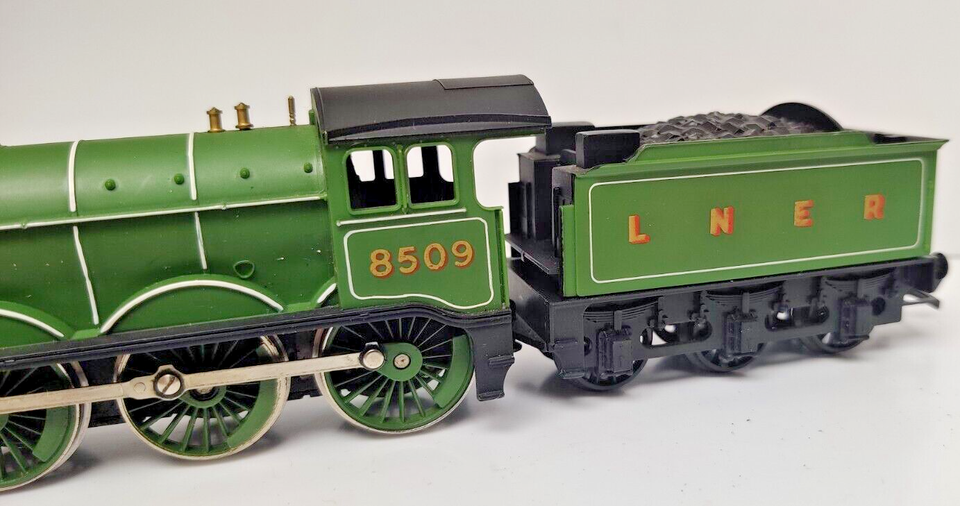 Hornby OO gauge R150, LNER Class B12 4-6-0 loco & Tender. 8509. | eBay