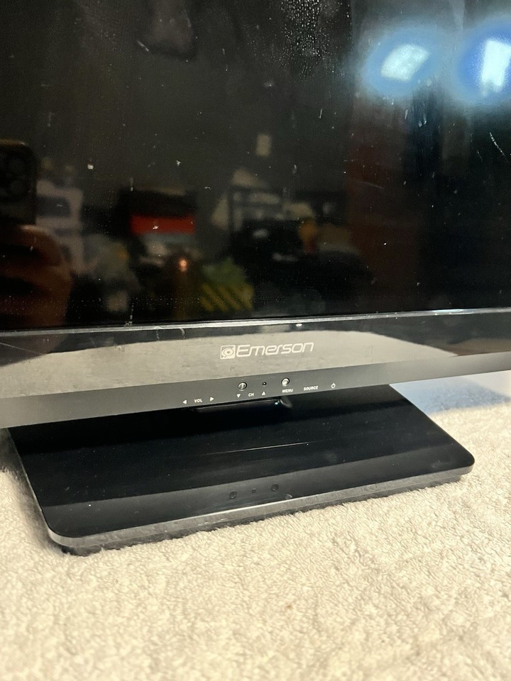 Emerson 32" 720P LED HD TV LC320EM2F HDMI Black With TV Stand & Remote ...