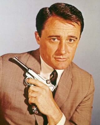 Robert Vaughn as The Man From UNCLE with gun across his chest 8x10 inch ...