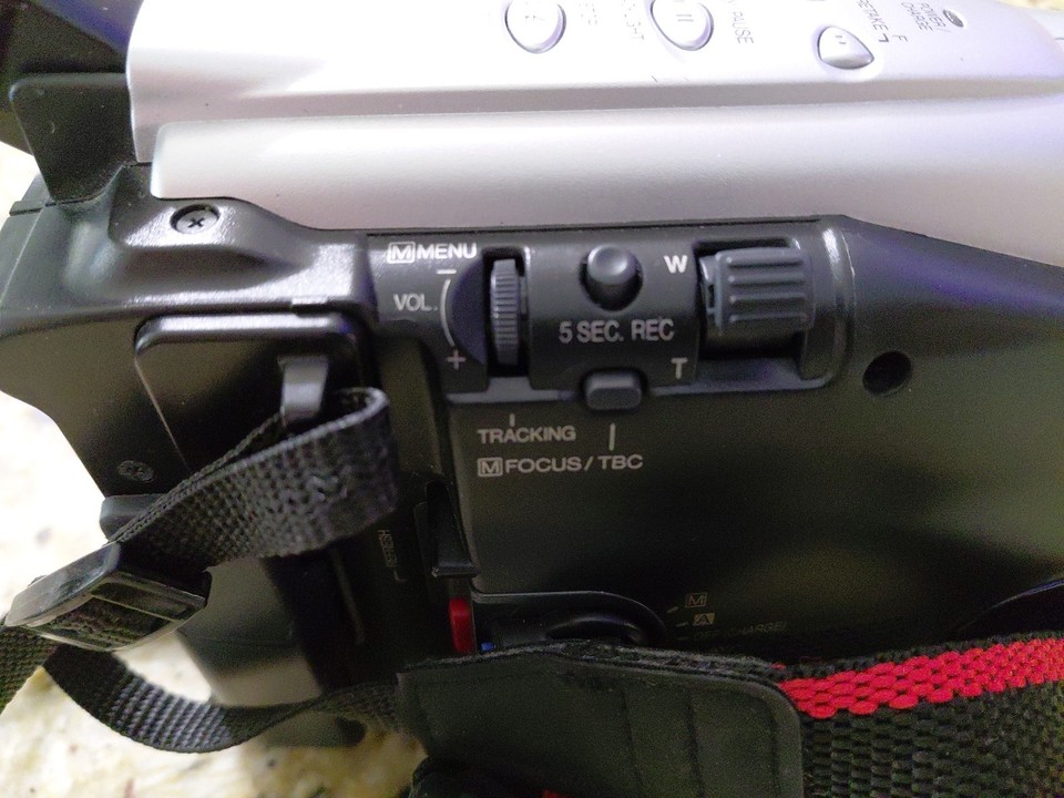 JVC Compact VHS Camcorder LCD Video Camera 20/800x Zoom 108 FX Charger ...