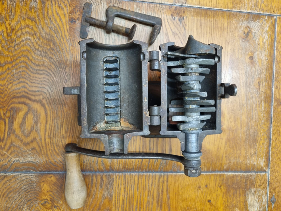 Vintage Cast Iron Hand Cranked Mincer Grinder No 33 London | eBay UK