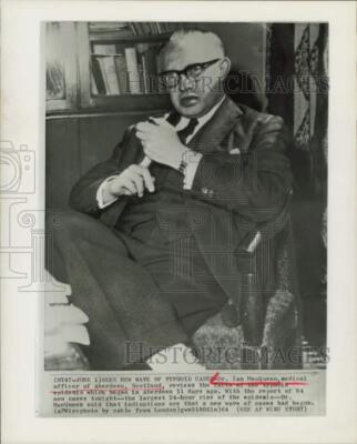 1964 Press Photo Dr. Ian MacQueen reviews typhoid cases in Aberdeen ...