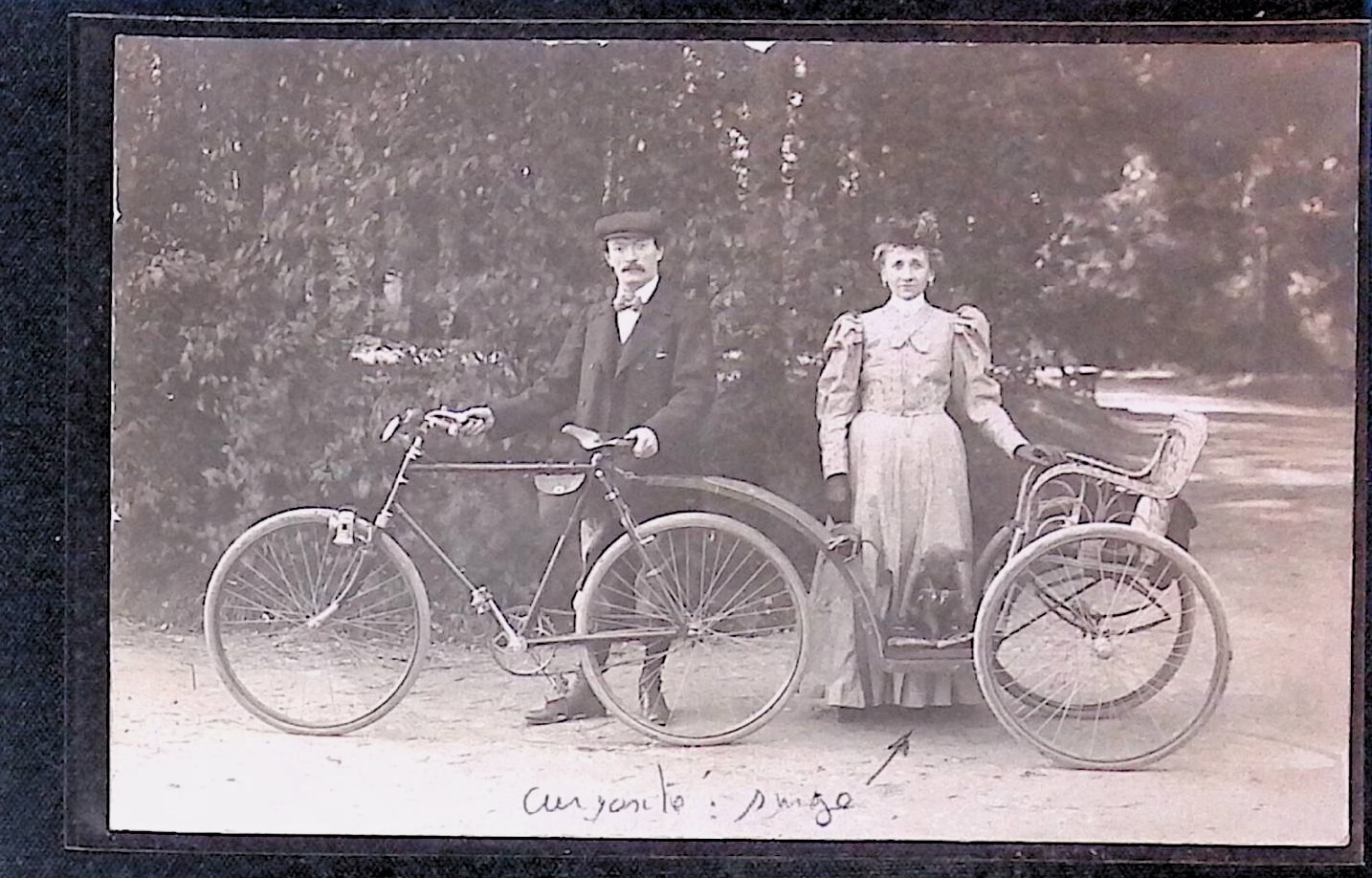 CPA PHOTO Couple en vélo et charrette Belle animation | eBay