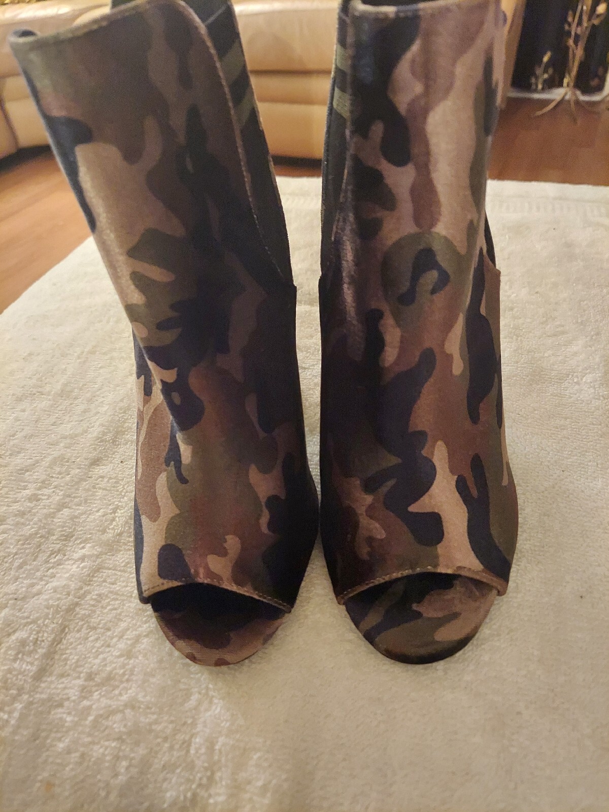 Venus Camo Fabric Block Heel Ankle Booties Size 7M - Gem