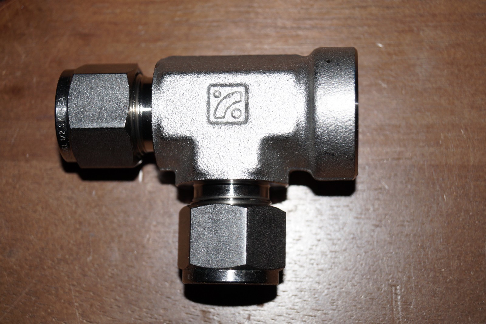 Superlok Female Run Tee, 1/2" Tube x 1/2" Female NPT x 1/2" Tube (SFRT ...