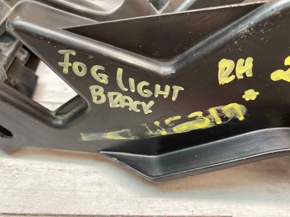 2014 2020 TOYOTA TUNDRA FOG LIGHT BRACKET RIGHT PASSENGER SIDE OEM ...
