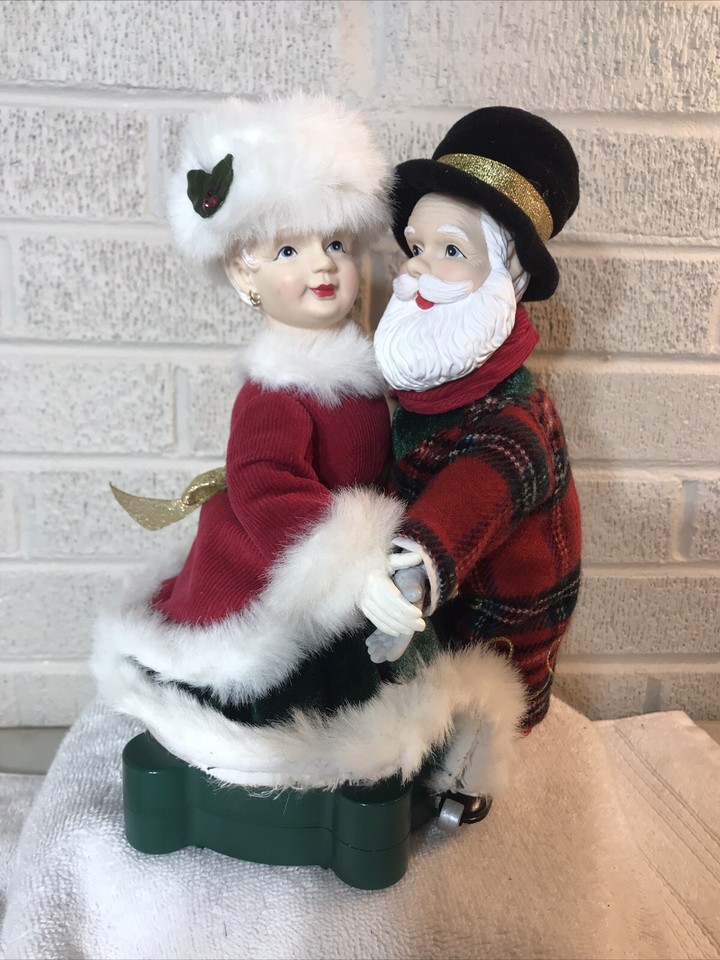 Vtg. AVON Santa & Mrs. Claus Ice Skating Music Works NO DANCING Display ...