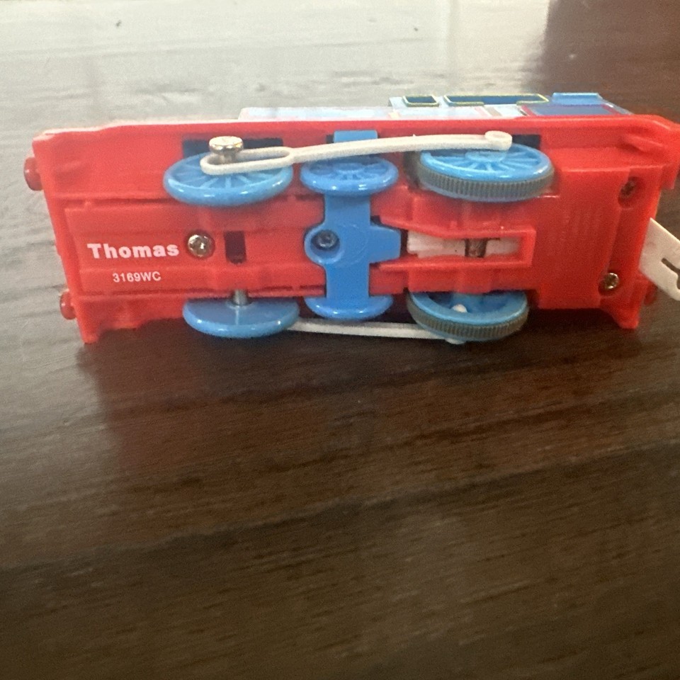 Thomas & Friends Trackmaster Thomas with Light-up Chinese Dragon and ...