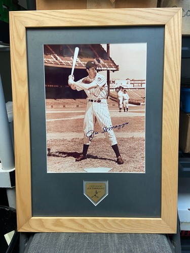 JOE DIMAGGIO HAND SIGNED WOODEN FRAMED 23X17" GORGEOUS 11X14" PHOTO ...
