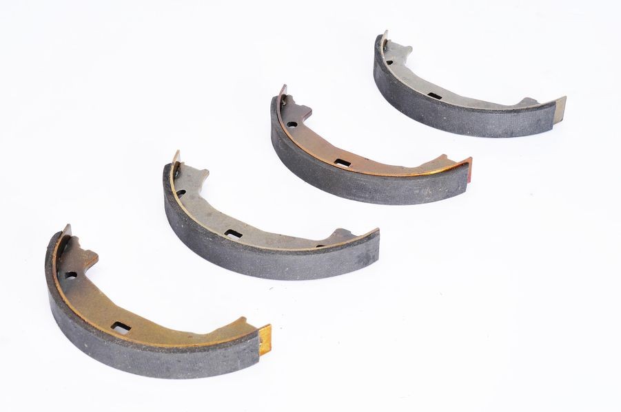Parking brake shoes set Rear fits AUDI A5, BMW 1, 1 coupe, 1 kabriolet ...