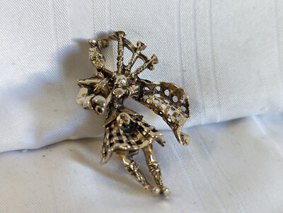 Yellow gold plated Scottish highlander pin brooch 2" long bagpipes | eBay