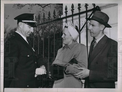 1946 Press Photo Mr. & Mrs. William Beck waiting to tour White House | eBay